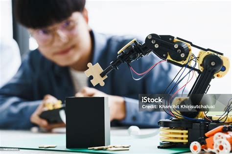 아시아 십대 학생들은 집에서 로봇 팔과 로봇 자동차 숙제 프로젝트를 하거나 놀고 회로를 조립하고 코딩합니다 로봇 공학 프로그래밍 및 Stem 교육 개념의 기술 16 17