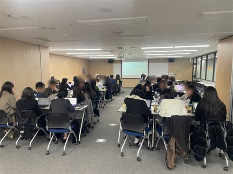 졸업 안 해 대학생들 돈 내가며 미루는 이유…취업문 더 좁아졌다