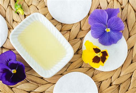 화장품 꽃이있는 작은 흰색 그릇 천연 스킨 케어 수제 스파 및 뷰티 트리트먼트 레시피 상단보기 복사 공간 Diy에 대한 스톡 사진 및 기타 이미지 Istock