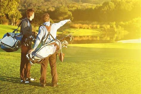 목가적인 골프 코스에서 두 명의 젊은 남성 골퍼가 잠시 멈춥습니다 골프 선수에 대한 스톡 사진 및 기타 이미지 골프 선수 말하기 토론 Istock