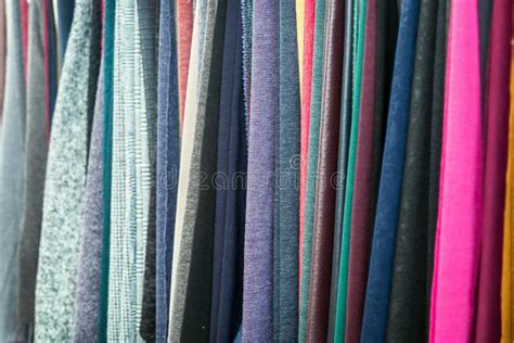 Diversos Texturas Y Colores De Las Telas De Materia Textil En La Exhibici N En La Tienda Imagen
