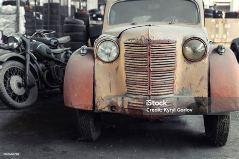 녹슨 많은 버려진 골동품 오래된 자동차와 오토바이실내 폐차장 공장 창고 클래식 빈티지 복고풍 차량 세부 차고 워크샵 복원