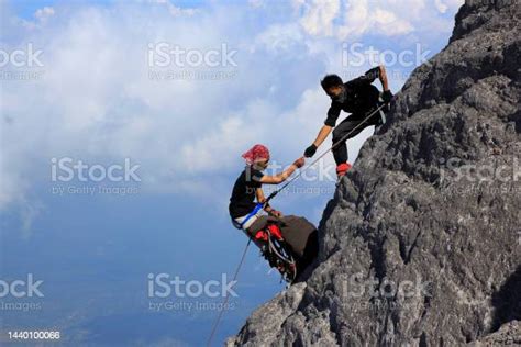 등반가들은 Merapi의 봉우리 벽에있는 용암 바위를 따라 서로 협력합니다 등정에 대한 스톡 사진 및 기타 이미지 등정 등산 팀워크 Istock