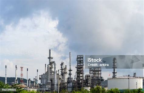 석유 및 가스 정유 공장 및 저장 탱크는 대기 오염 연기 석유 및 가스 산업용 석유 화학 연료 전력 및 에너지로 산업 구역을 형성합니다 정유 공장 Performing