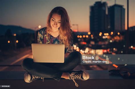 밤 도시의 스카이 라인에 대 한 노트북을 사용 하 여 십 대 소녀 노트북에 대한 스톡 사진 및 기타 이미지 노트북 밤 하루 시간대 도시 Istock
