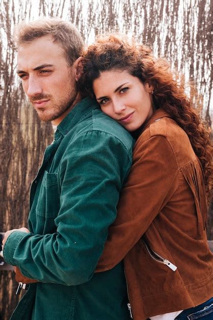 Free Photo Sideways Woman Hugging Man