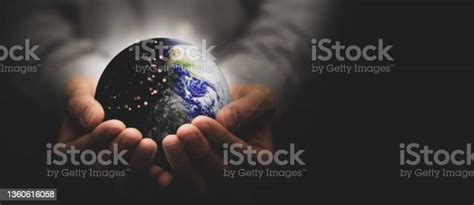 환경 보호를 위한 세계 세계를 잡고 Nasa가 제공하는 이 이미지의 의료 비즈니스 건강 관리 및 기술로 지구 온난화로부터 푸른 행성을 구하십시오 지구본에 대한 스톡 사진 및