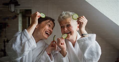 목욕 가운을 입은 행복한 노인 어머니와 집에서 실내에 있는 성인 딸 자기 관리 개념 사진 Unsplash의 백인 이미지