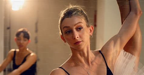 투투를 입은 여자와 발레 스튜디오의 발레리나 사진 Unsplash의 댄스 이미지