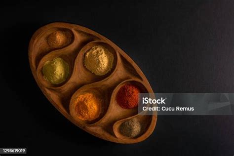 나무 판에 다양한 향신료 복사 공간이 있는 상단 뷰입니다 검은 색 배경 가루로 빻은에 대한 스톡 사진 및 기타 이미지 가루로 빻은 갈색 검은색 Istock