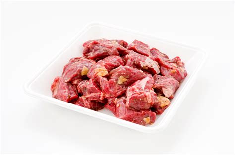 흰색 바탕에 거품 쟁반에 노련한 원시 다진된 쇠고기 고기 조각 척 아이 롤 고기에 대한 스톡 사진 및 기타 이미지 고기 날것 단면도 Istock