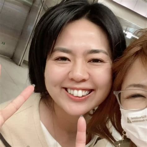 お外で順番待ちなう。 ベンチがあって、天気も良くて、ピクニックみたいで最高☀ 仕事しちゃおうと思ってるけど、明るすぎて画像編集困難🤣☀☀