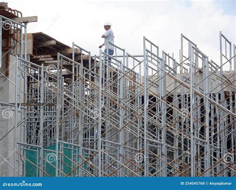 metal scaffolding was used as a temporary structure to support slab