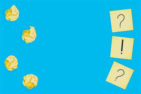 파란 테이블에 흩어져 있는 구겨진 종이 공을 많이 근처에 손으로 쓴 질문과 느낌표 3 정사각형 종이 시트 평면도 비즈니스 개념입니다 복사 공간 교육에 대한 스톡 사진 및