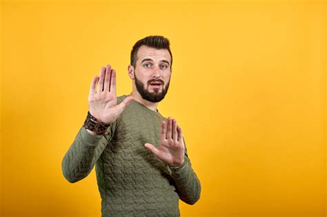 무서운 Mandoing No 중지 제스처 캐주얼 옷을 입고 카메라에 손바닥을 보여주는 1에 대한 스톡 사진 및 기타 이미지 1 관능 그루터기 얼굴부위 털 Istock