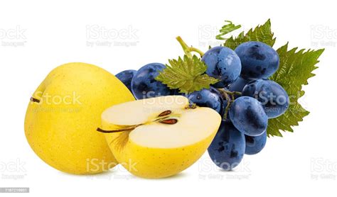 잘라내는 경로가 있는 흰색 배경에 분리된 노란색 사과와 포도 가을에 대한 스톡 사진 및 기타 이미지 가을 건강한 식생활 과일 Istock