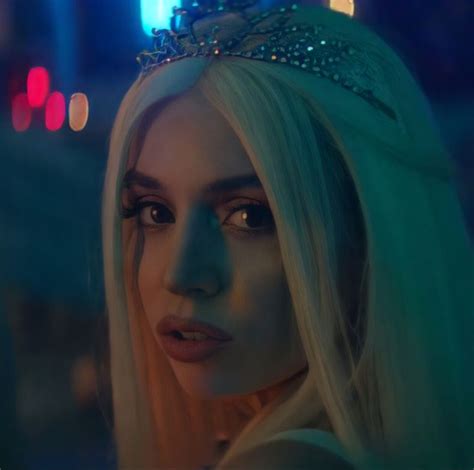 Ava Max Slow Dance Avatar Queen In Slow Dance Ava Celebs