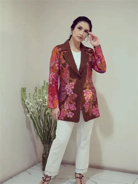 10 Potret Transformasi Gaya Kadek Devie Yang Dulu Ratu Ftv Kini Ibu Bhayangkari