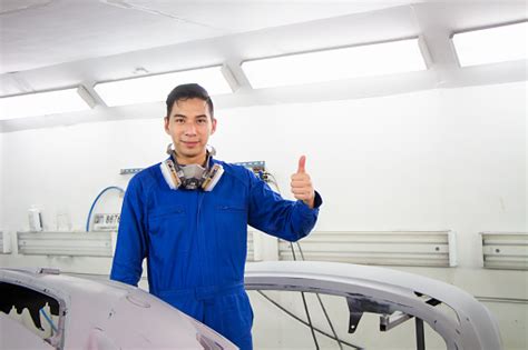 기업가 사업가 중소기업 소유자 차고 자동차 수리점 화가 점프 수트와 먼지 마스크를 착용 차를 연마 30 34세에 대한 스톡 사진