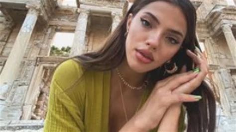 Дара със секси снимки от воаяжа с гаджето Звезди Womanbg