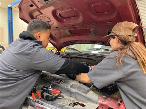 Auto Classes Prepare Students For Careers Red And Blue
