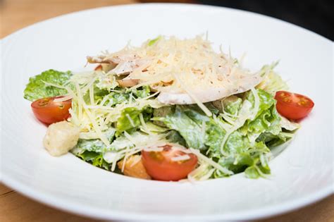 테이블에 치킨 샐러드와 접시 치즈와 크루통을 곁들인 건강한 그릴 치킨 시저 샐러드 건강한 생활방식에 대한 스톡 사진 및 기타 이미지 건강한 생활방식 경관 고기