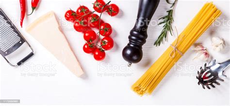 흰색 배경에 파스타를 요리하기위한 재료와 파스타 스파게티 상단보기 텍스트의 공백을 복사합니다 선택적 포커스 강판에 갈기에 대한 스톡 사진 및 기타 이미지 Istock