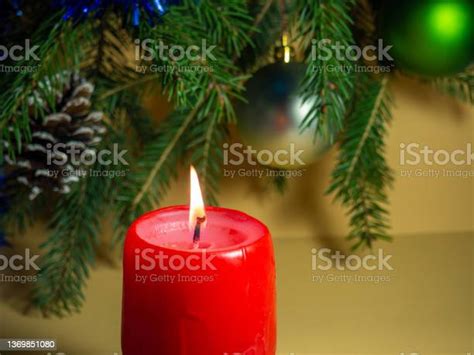 새해 장식 베이지 색 배경에 소나무 콘 촛불 공과 전나무 가지 0명에 대한 스톡 사진 및 기타 이미지 0명 12월 가문비나무 Istock