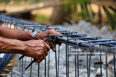 건설 기술자는 강철 콘크리트 건물 구조에 최선을 다하고 있습니다 강철에 대한 스톡 사진 및 기타 이미지 강철 개발 건설 산업 Istock