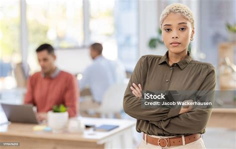 비즈니스 리더십 및 사명에 종사하는 흑인 여성 경력 마인드셋 직업 목표 및 직장 목표 비전 상사 직장인과의 모형 사무실에서 자신감 있고 팔짱을 낀 모습 심각한에 대한 스톡