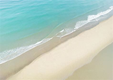 경치 경치가 좋은 고요한 낮 맑은 물 물 바다 바다 경치 바다의 블루 사주 손대지 않은 손을 흔들다 수평선 아쿠아색 야외에서 여름 여행 연말