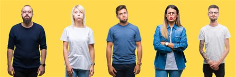 그룹 사람들의 콜라주 재미 있은 얼굴로 화려한 노란색 고립 된 배경에 퍼 핑 뺨을 통해 여자와 남자 입에 공기 미친 표정으로 팽창 가득 찬에 대한 스톡 사진 및 기타 이미지