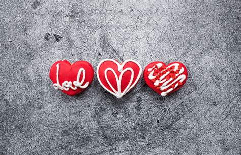 빨간 착빙 설탕에 하트 모양의 수제 생강 쿠키 회색 콘크리트 배경에 맛있는 생강 쿠키 하트 발렌타인 데이를 위해 갓 구운 진저 브레드 쿠키 0명에 대한 스톡 사진 및 기타