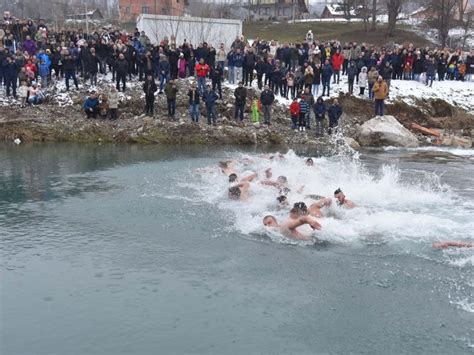 Широм Српске најхрабрији у хладним ријекама и језерима пливали за Часни крст ВИДЕО ФОТО