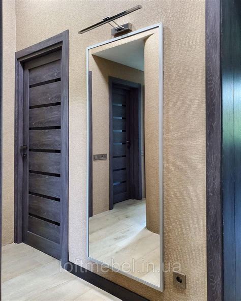 Дзеркало настінне в сірій тонкій металевій рамі в повний ріст велике в срібній алюмінієвій