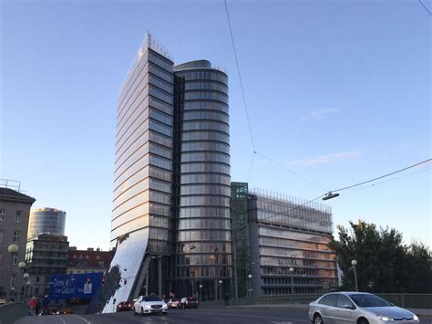 Uniqa Tower Arquitravel