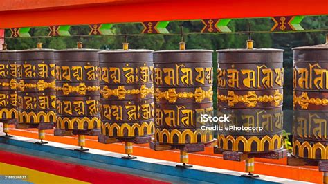 기도 깃발과 성가를 부르는 장소로 장식된 타왕 수도원 근처의 영적 언덕 꼭대기 타왕 아루나찰프라데시 인도 0명에 대한 스톡 사진 및 기타 이미지 Istock