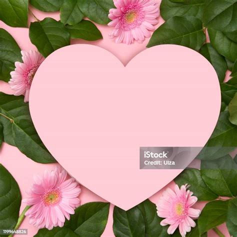 파스텔 핑크 배경에 꽃 잎과 종이 마음으로 창조적 인 레이아웃 휴일 개념 플랫 레이 상단 보기 성 발렌타인 데이와 함께 0명에 대한 스톡 사진 및 기타 이미지 Istock