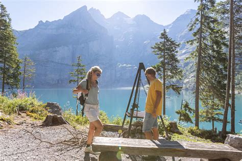 여름에 아름다운 알프스 풍경 속에서 하이킹을 하는 두 사람은 스위스알프스에서 자연과 야외 활동을 즐기며 바베큐장에서 휴식을