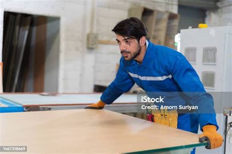 안전 유니폼을 입고 장갑을 낀 남성 목수 노동자는 목재 공장에서 나무 판자로 작업하고 있다 30 34세에 대한 스톡 사진 및 기타 이미지 30 34세 가구 건물 외관