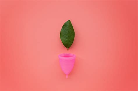 분홍색 배경에 생리컵 대체 여성 위생 제품 기간 동안 여성 건강 개념입니다 공간을 복사합니다 환경 친화적 인 개념 제로 폐기물 제품 플랫 레이 모형 템플릿 0명에 대한 스톡