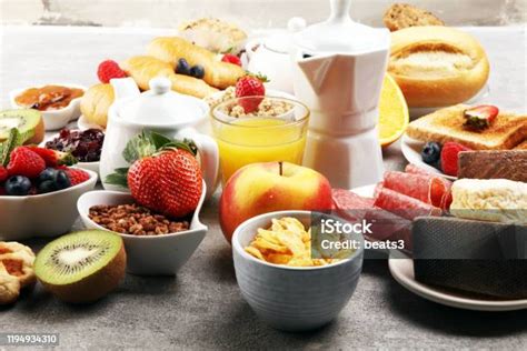 조식은 커피 오렌지 주스 크루아상 시리얼 과일 등으로 제공됩니다 균형 잡힌 식단 그라놀라와 과일로 된 유럽식 조식 0명에 대한 스톡 사진 및 기타 이미지 Istock