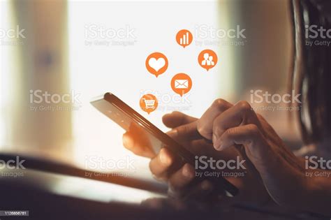 아시아 여자 행복과 자유 시간에 스마트폰 사용 하는 사람들의 손에 소셜 네트워킹에 대한 스톡 사진 및 기타 이미지 소셜 네트워킹 Brand Name Online