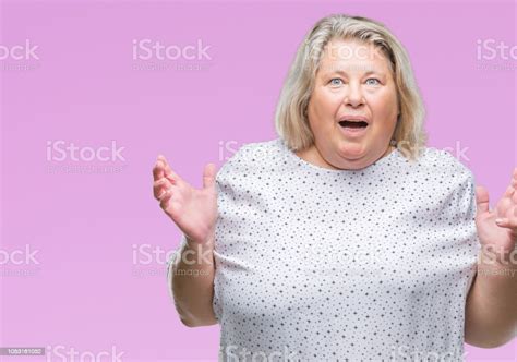 두려워 하 고 놀라운 식 공포와 흥분된 얼굴 충격 절연된 배경 위에 백인 여자 수석 더하기 크기 감정에 대한 스톡 사진 및 기타 이미지 Istock