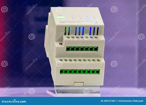 relay for connecting switches with different outputs in one switch for