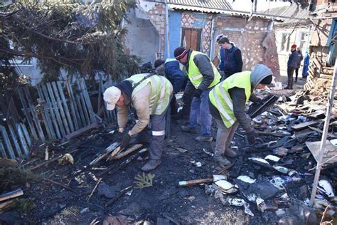 Армія рф обстріляла Нікополь з важкої артилерії 4 березня у місті усувають наслідки фото