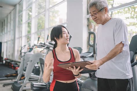 아시아 중국 여성 체육관 강사 모니터링 하 고 러닝 머신 운동 장비와 체육관에서 활동적인 노인 을 안내 2명에 대한 스톡 사진 및 기타 이미지 Istock