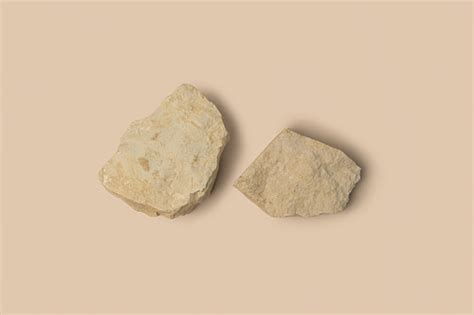 베이지색 배경에 승진을 위한 돌 연단 천연 바위 받침대 미용 제품 모형 제품을 보여주는 장면 진열장 진열장 탑 뷰 소프트 섀도우