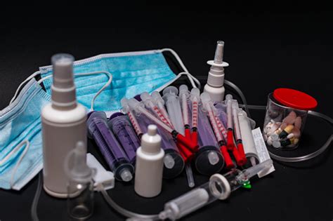 코로나 바이러스의 주제에 사진 바이러스와의 전투 예방 접종 의료 용품 색깔의 배경에 주사기 0명에 대한 스톡 사진 및 기타 이미지 Istock