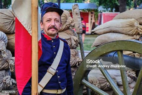 모스크바 러시아 06 07 2019 19 세기의 옷에 프랑스 군대의 국기와 사수 러시아프랑스 전쟁의 군인이 군복을 입은 총 옆에 서 있다 프랑스 문화에 대한 스톡 사진 및